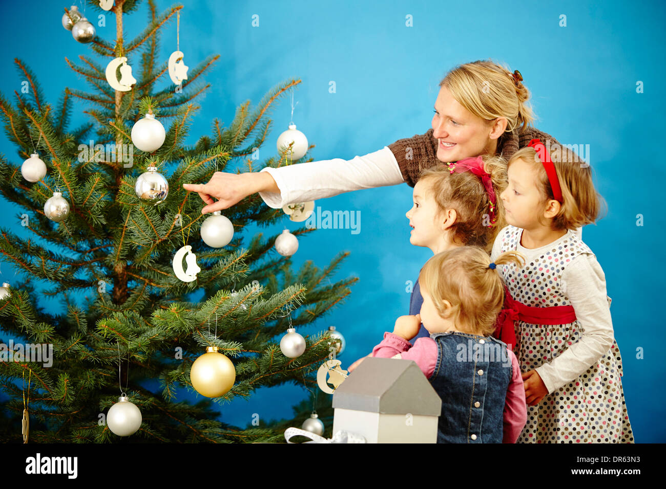 Pointing at tree mother child hi-res stock photography and images - Alamy
