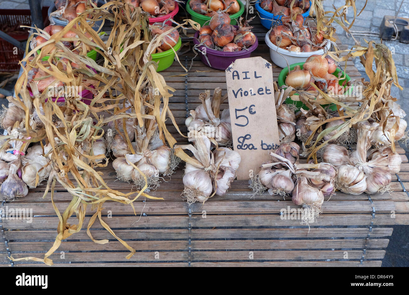 garlic on street market stall, rennes, brittany, france Stock Photo - Alamy