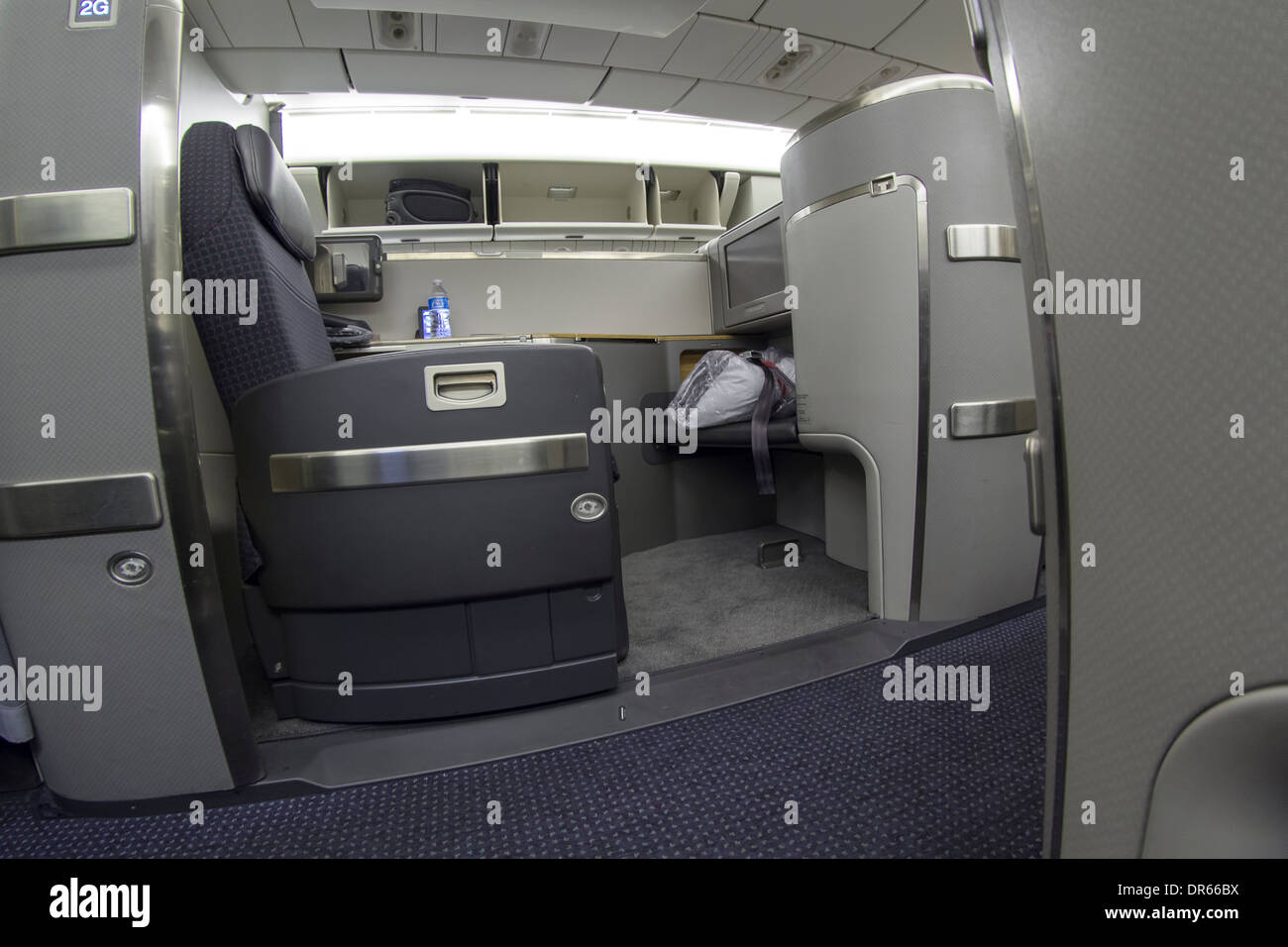 Flat bed first class seat hi-res stock photography and images - Alamy