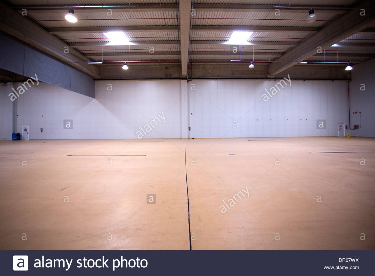 Hangar Warehouse Stock Photos & Hangar Warehouse Stock Images - Alamy
