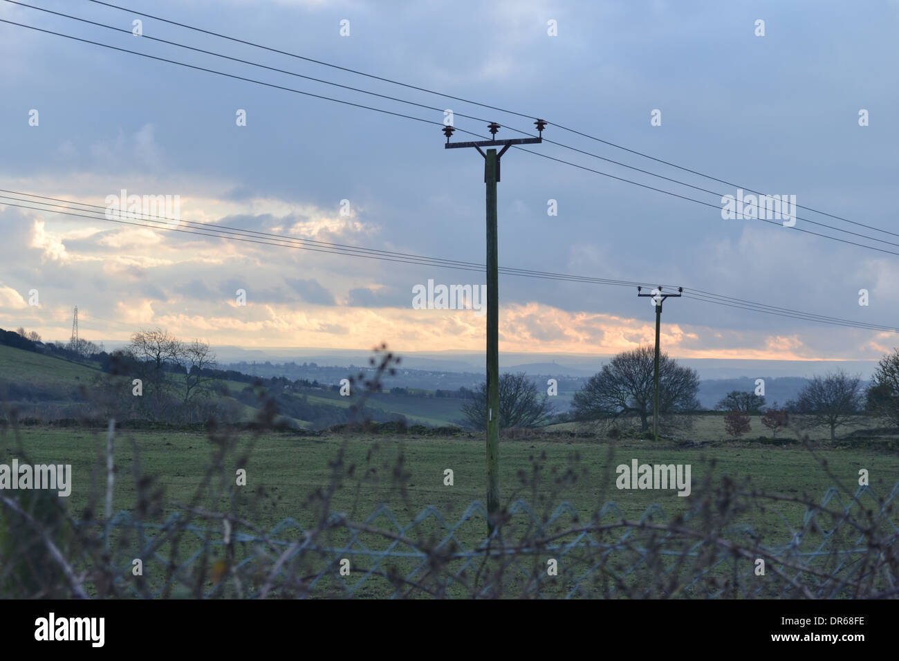 view across fields evening sky Stock Photo - Alamy