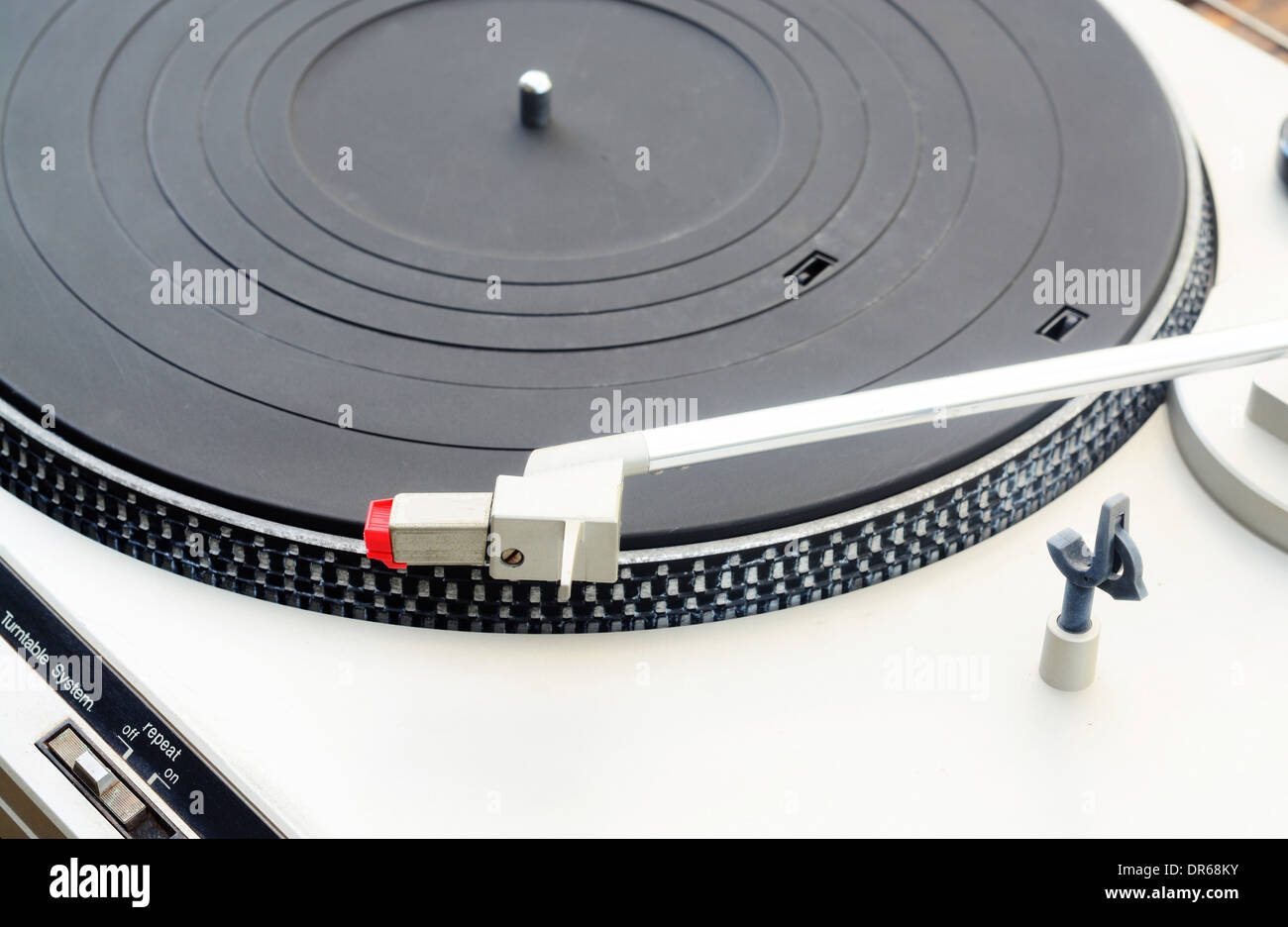 Close up shot of an Old empty turntable record player Stock Photo - Alamy