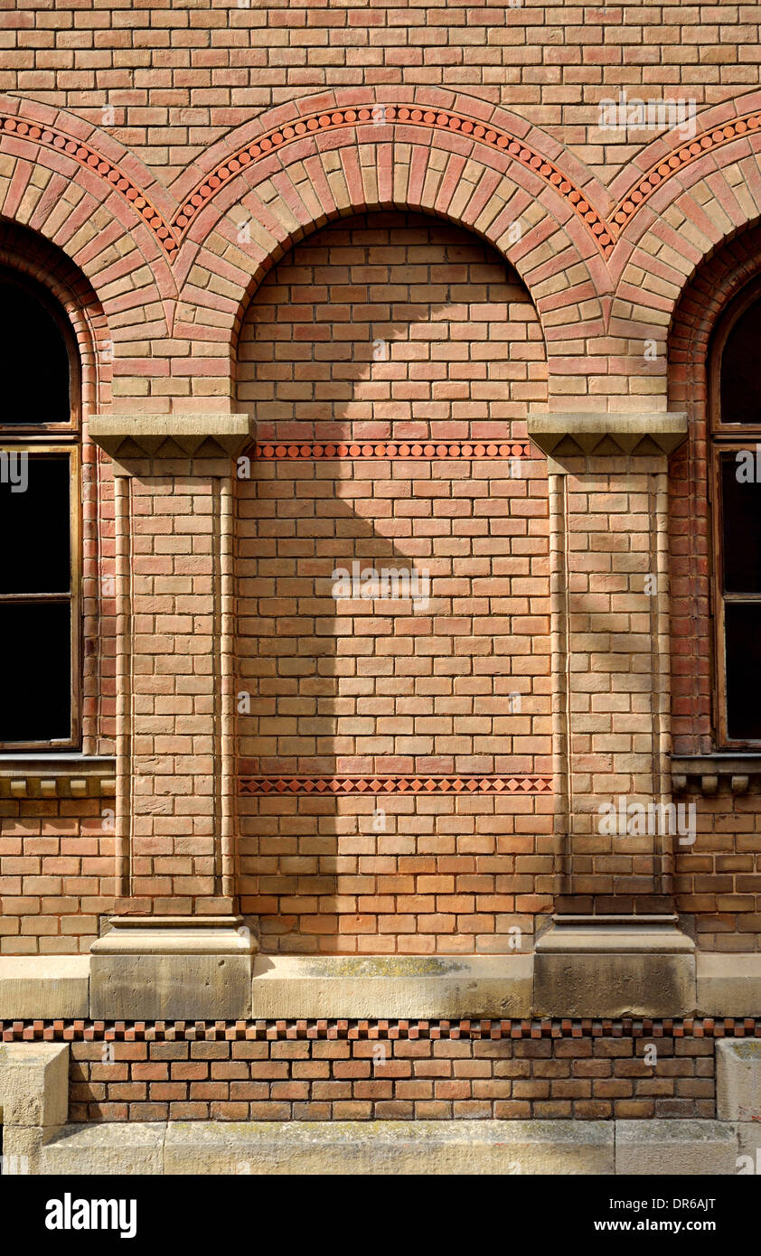 Thin arch hi-res stock photography and images - Alamy