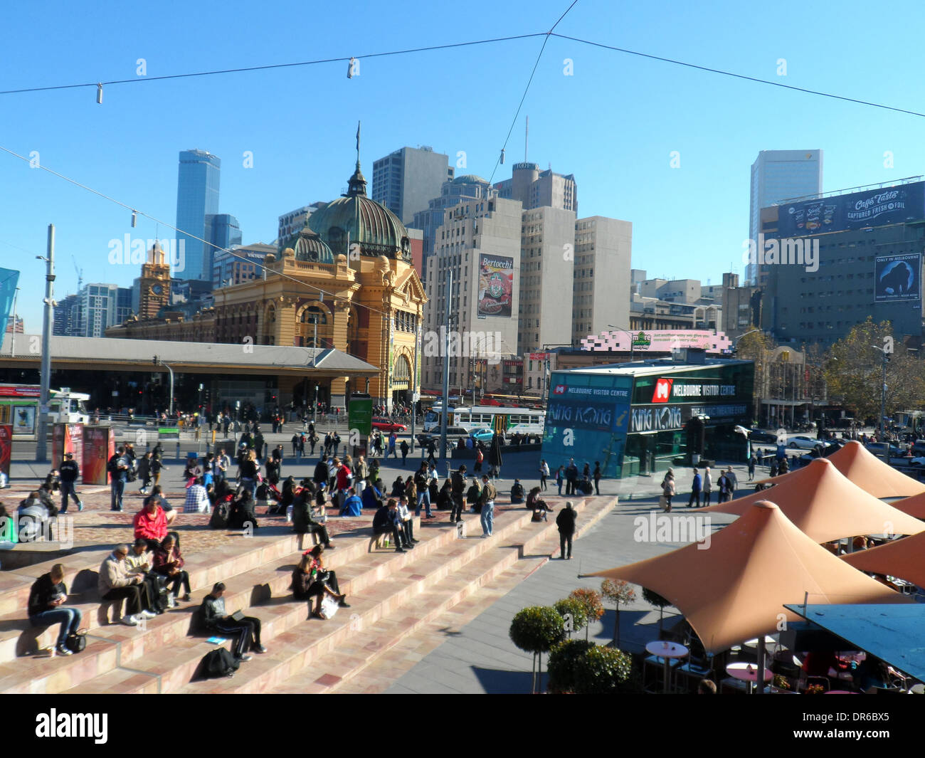 Melbourne crowd hi-res stock photography and images - Alamy