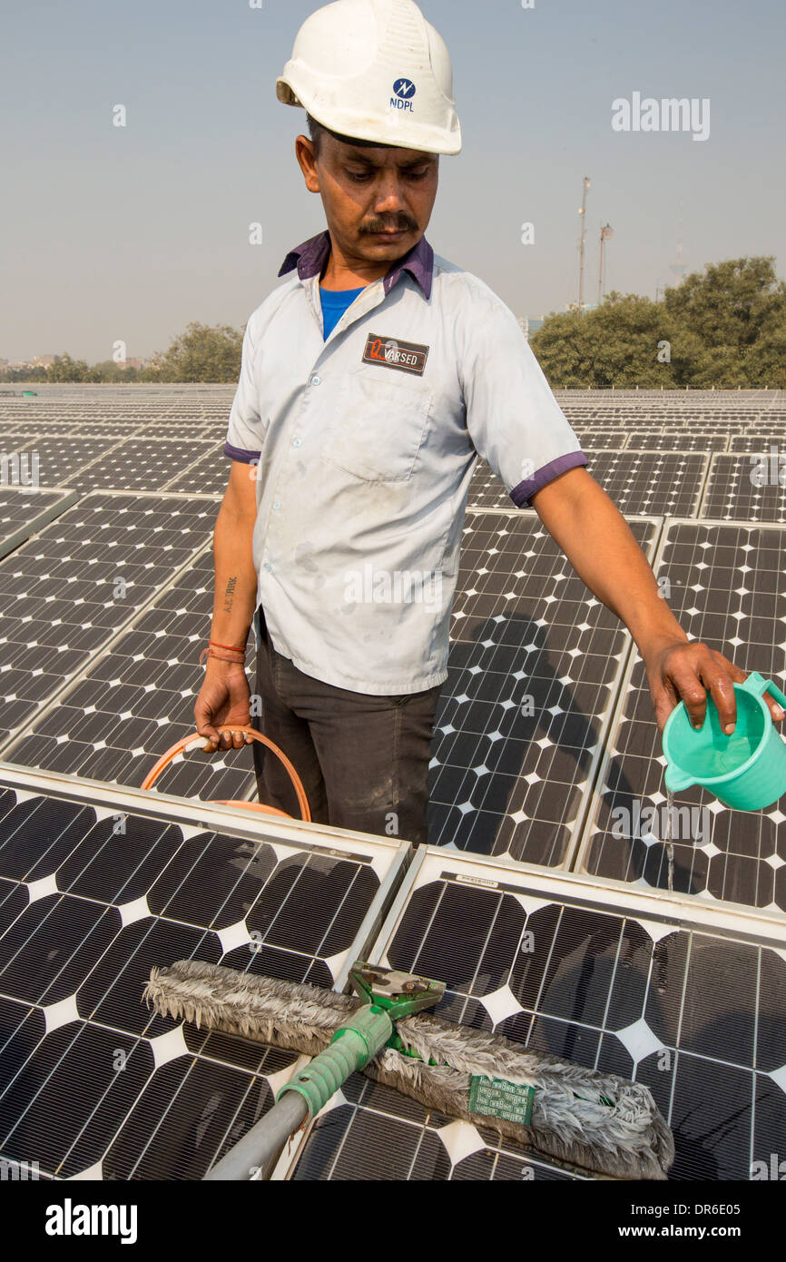 Dusty solar panels hi-res stock photography and images - Alamy
