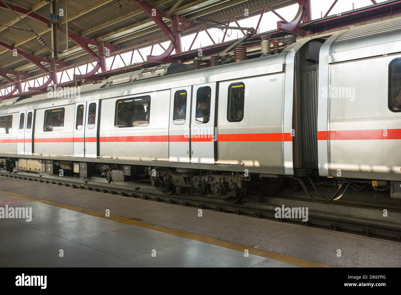 Delhi train platform hi-res stock photography and images - Alamy
