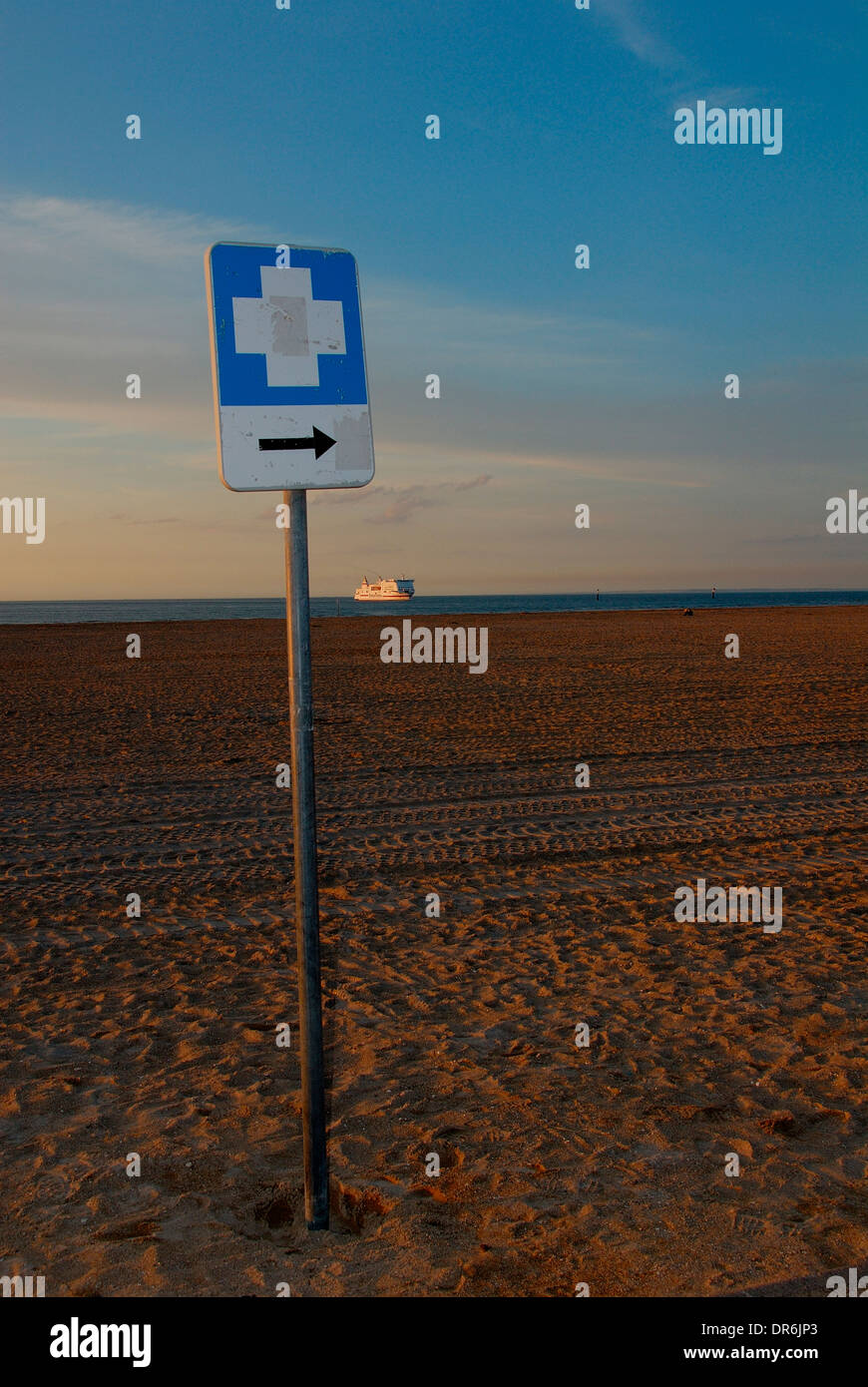Arrow sign on beach Stock Photo - Alamy