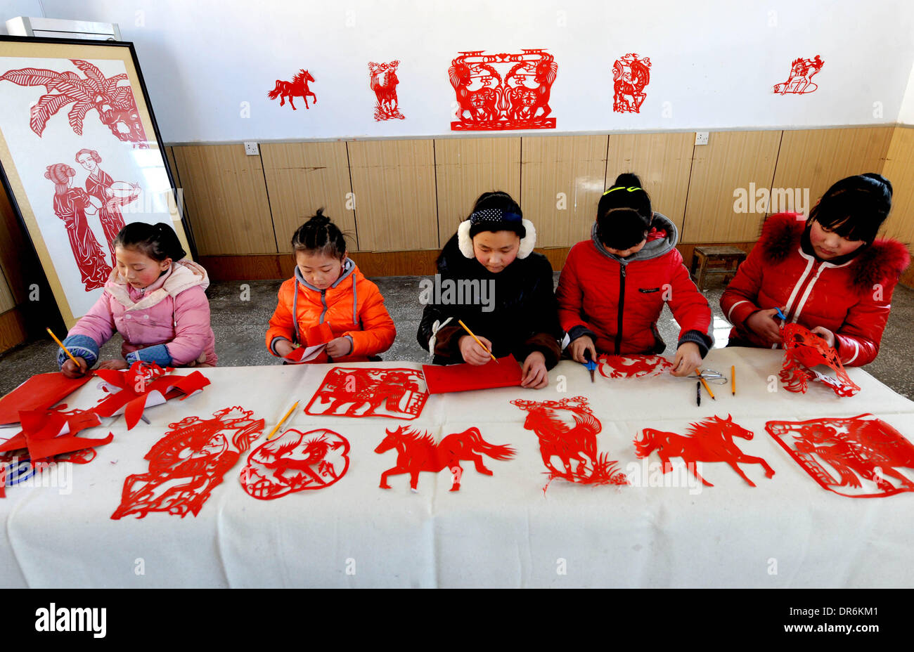 Paper cutting horse hi-res stock photography and images - Alamy