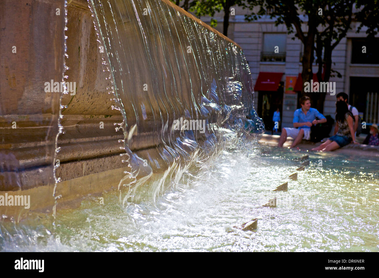 People sitting water fountain hi-res stock photography and images - Alamy