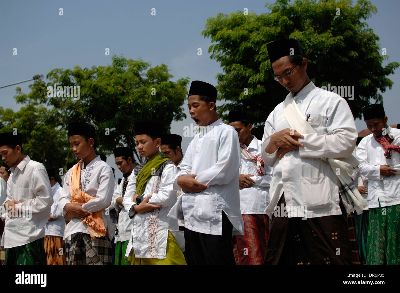 Students prayer in the islamic boarding school Lirboyo, Kediri, East ...