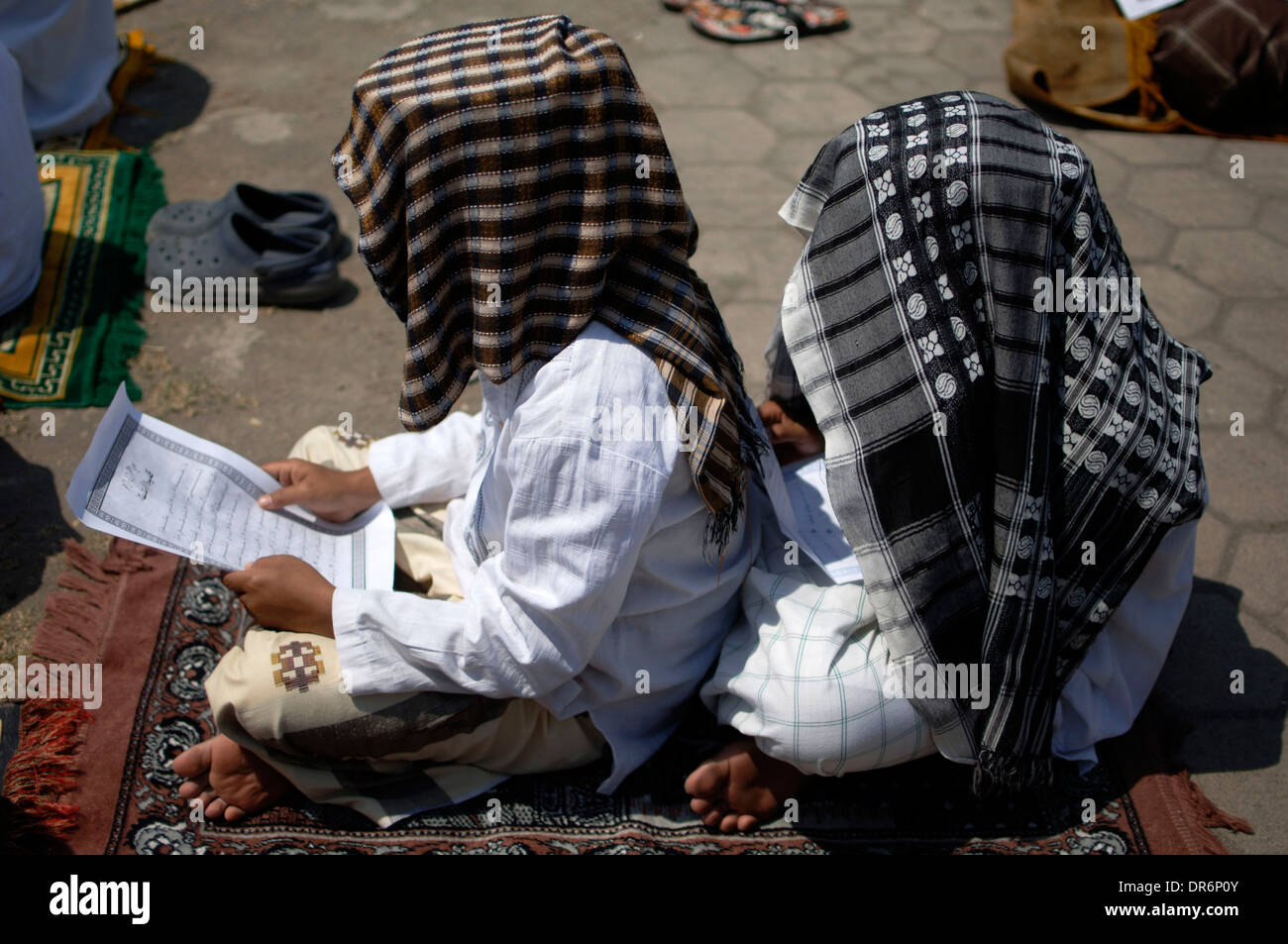 Students prayer in the islamic boarding school Lirboyo, Kediri, East ...