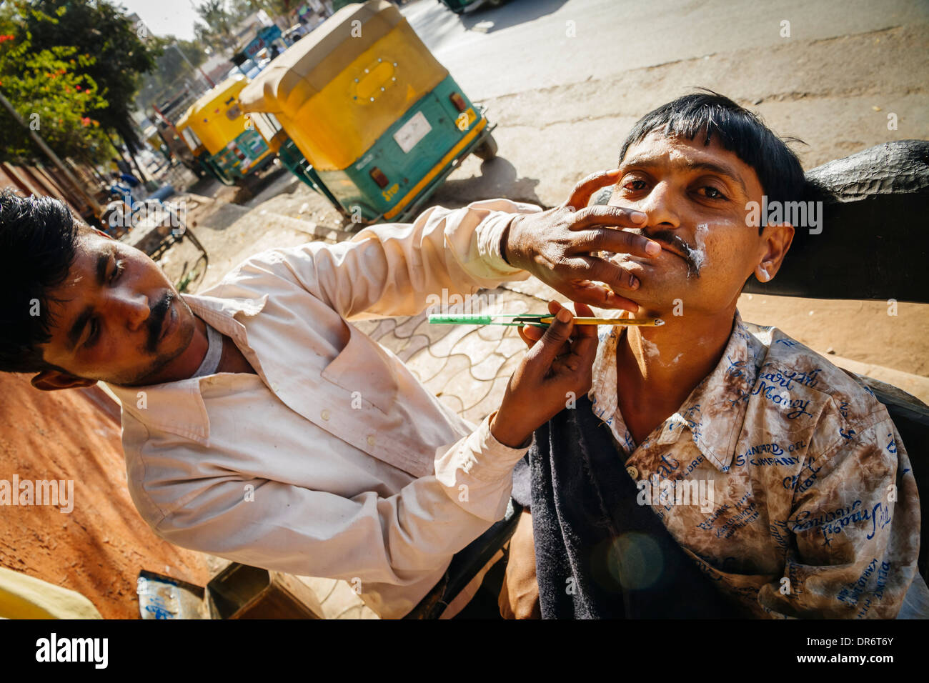 India, Ahmedabad, Street barber shaving customer Stock Photo - Alamy