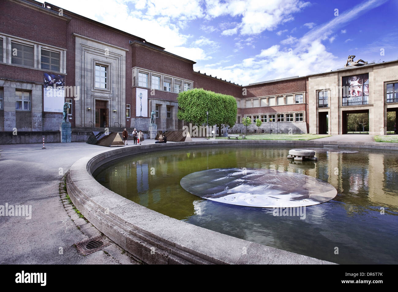 Germany, North Rhine-Westphalia, Dusseldorf, Ehrenhof with Museum ...