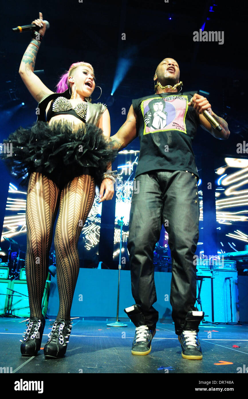 Stay C and Flo Rida aka Tramar Dillard perform during the 'R You On The List' tour at Bank ...