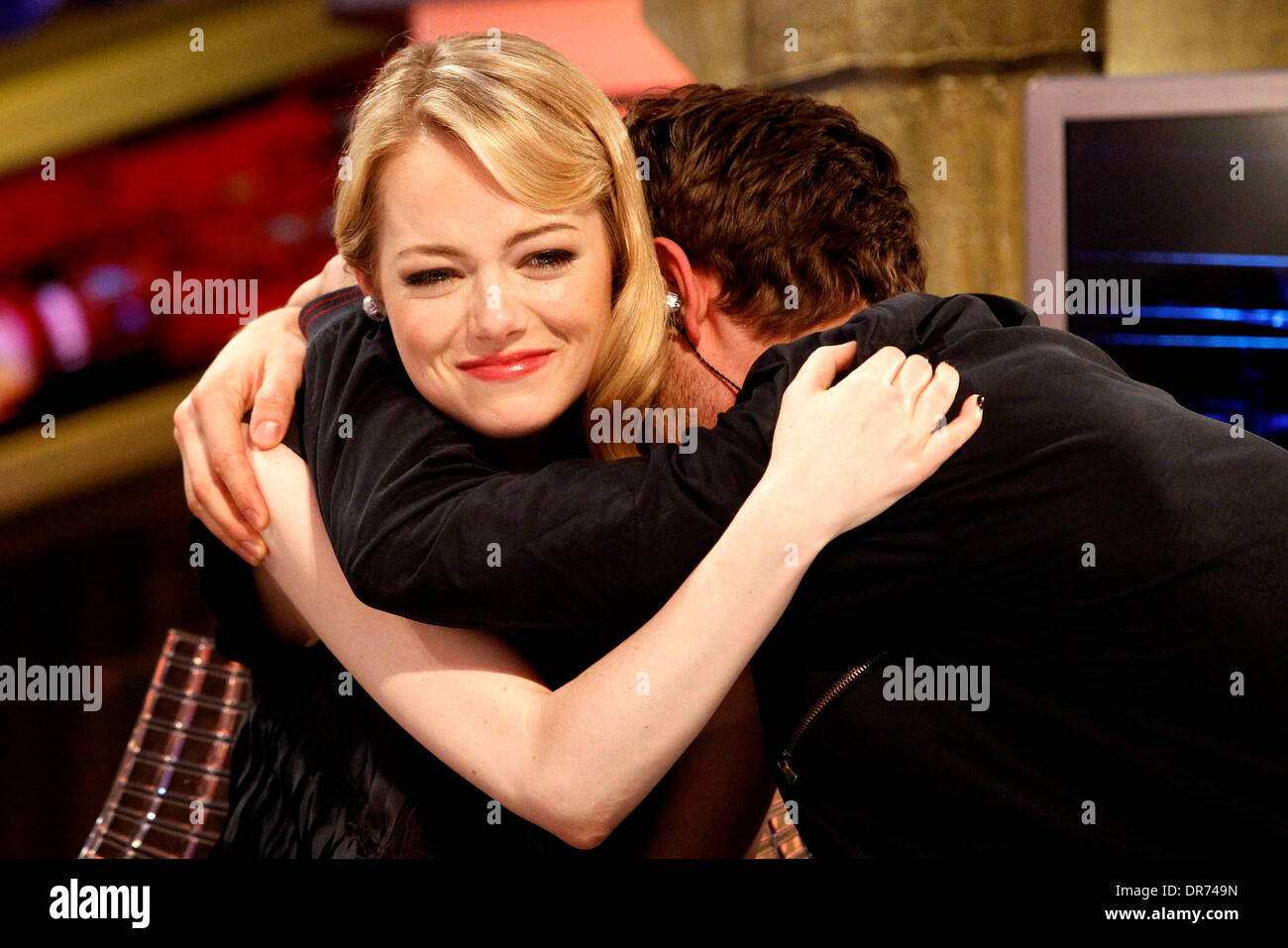 Emma Stone and Andrew Garfield huggings as they appear on 'El ...
