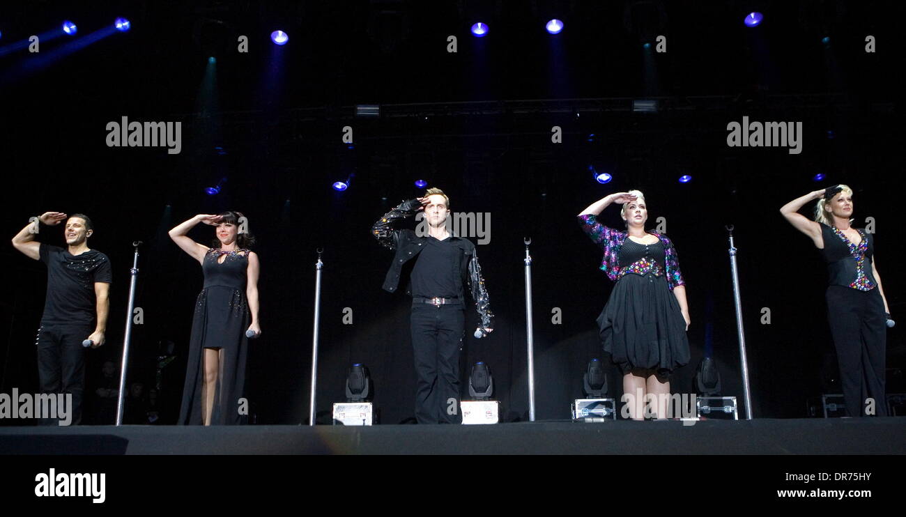 Lee latchford evans lisa scott lee hi-res stock photography and images ...