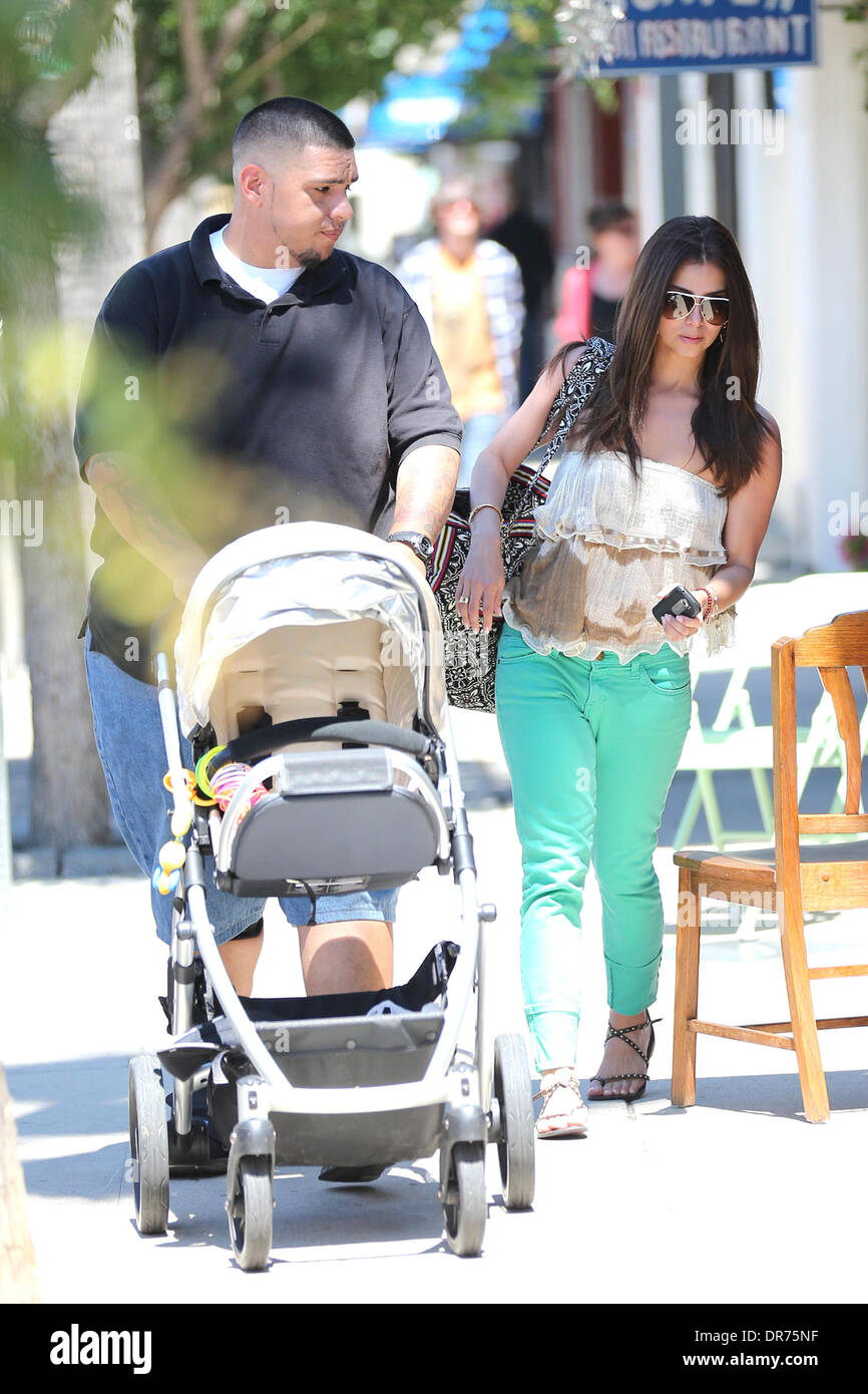 Roselyn Sánchez and her daughter, Sebella Rose Winter visit the Farmer ...