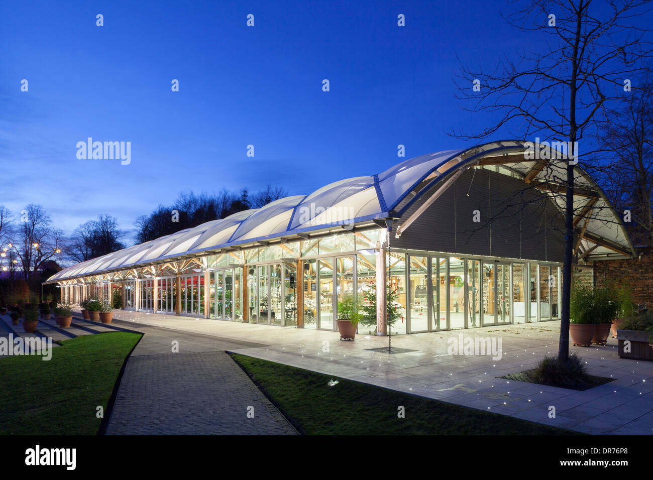 Alnwick castle garden hi-res stock photography and images - Alamy