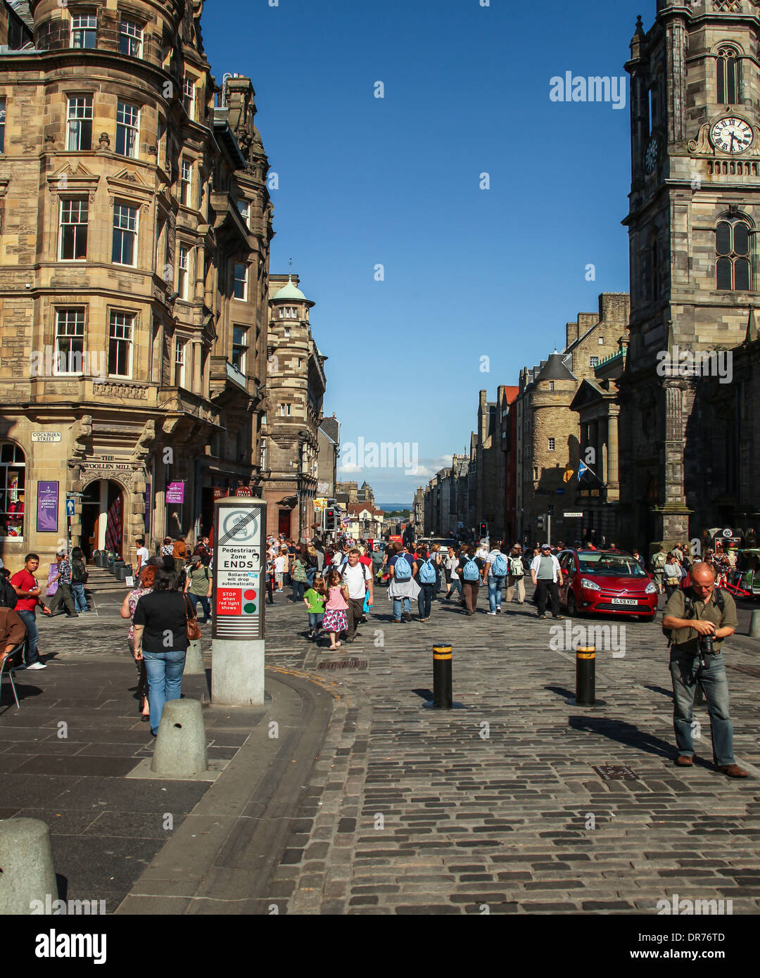 People streets edinburgh hi-res stock photography and images - Alamy