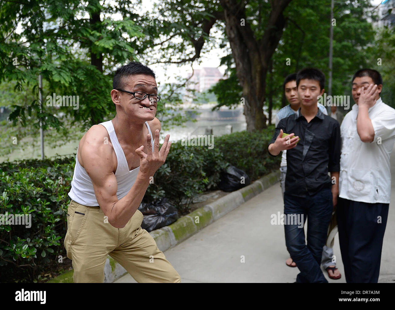 Gurning for an audience! A man named Tang Shuquan shows off his skill ...