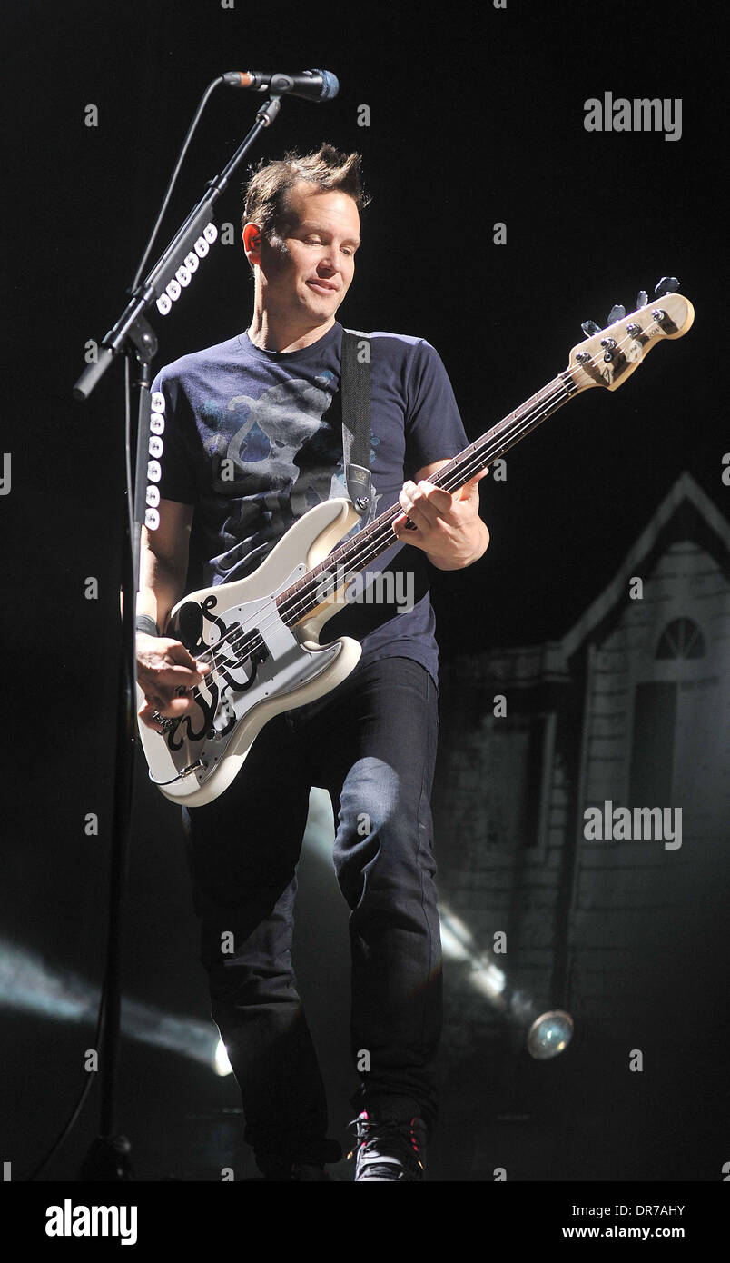 Mark hoppus performing live hi-res stock photography and images - Alamy