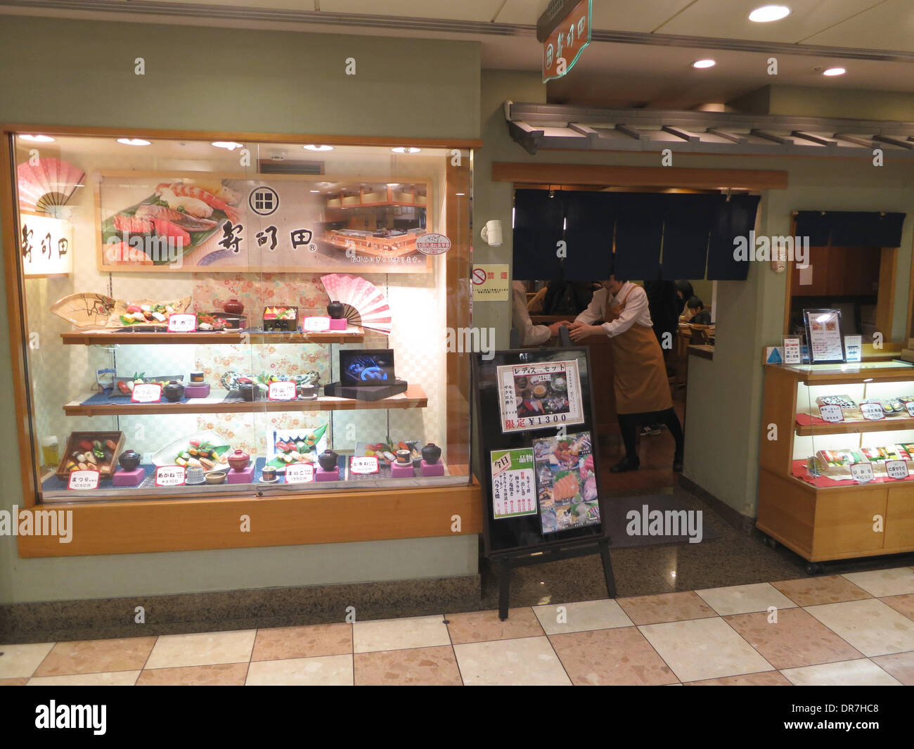 Japanese restaurant display case hi-res stock photography and images ...