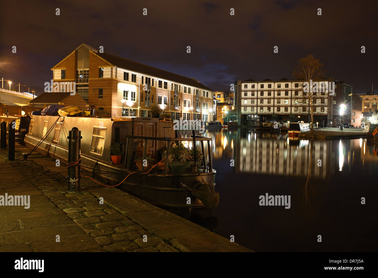 Victoria Quays, Sheffield Architecture, City at Night Stock Photo - Alamy