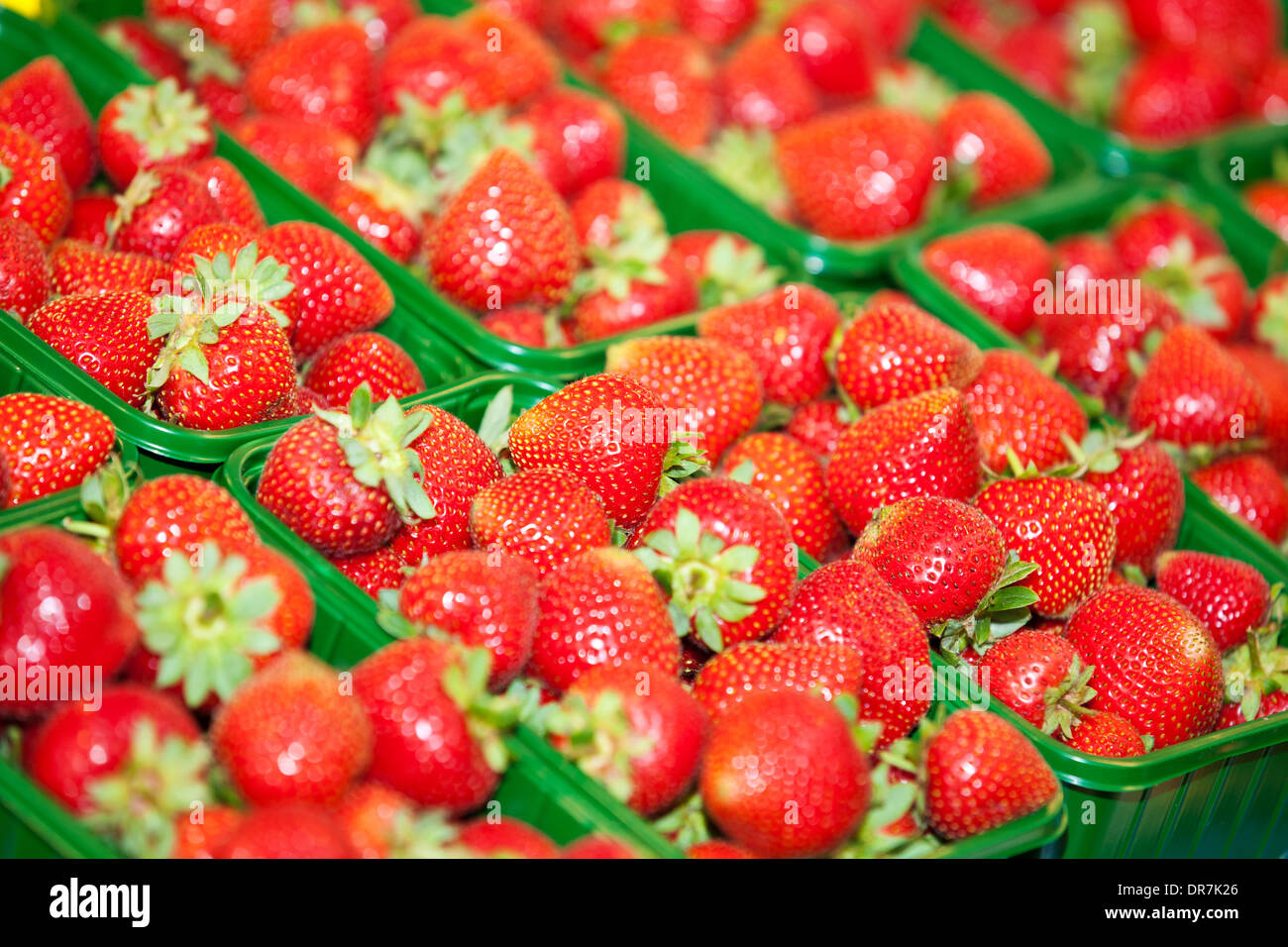 Fresh strawberries at market stall Stock Photo - Alamy