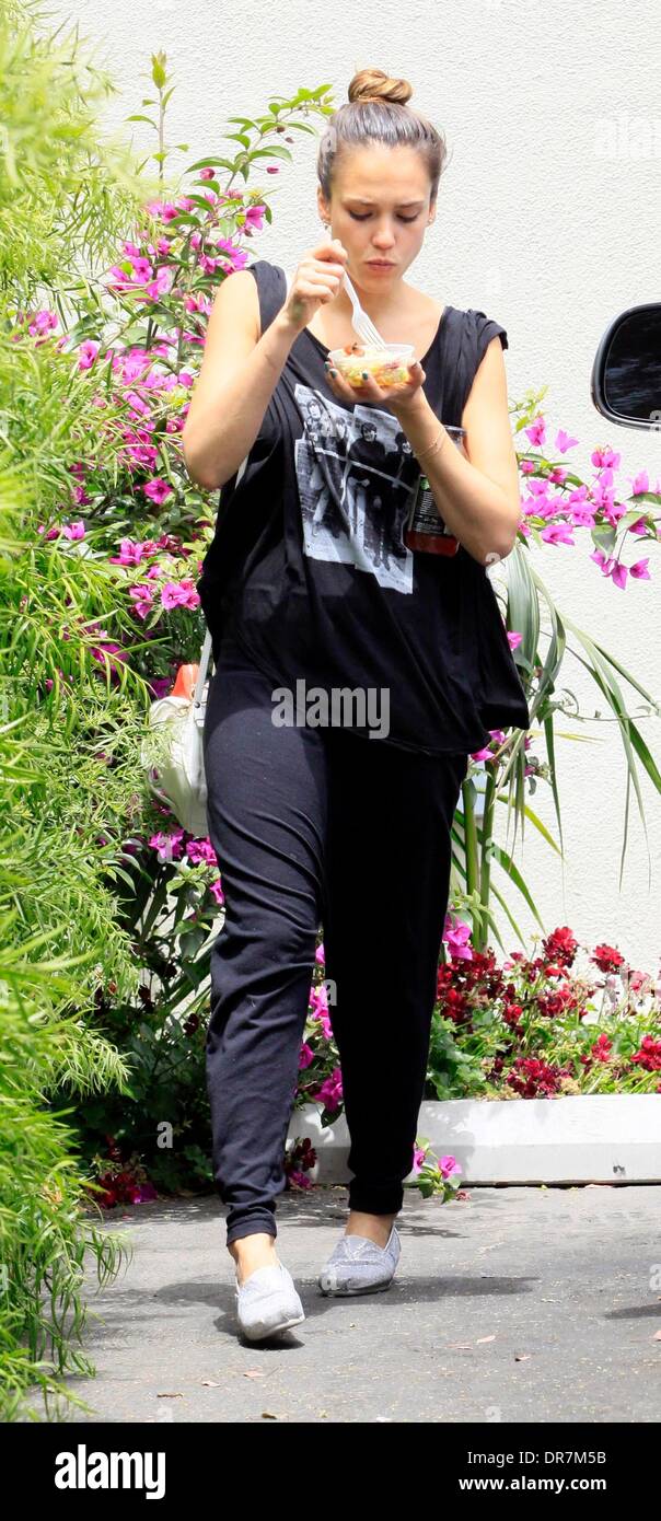 A casually dressed Jessica Alba returns to her car in brentwood Los ...