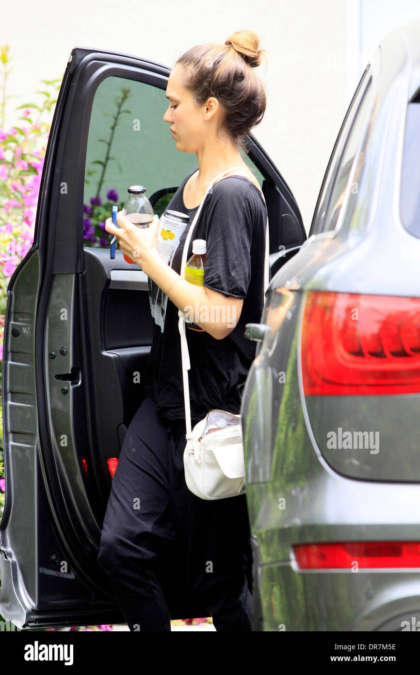 A casually dressed Jessica Alba returns to her car in brentwood Los ...