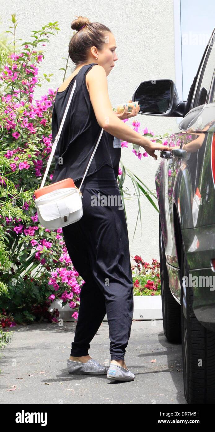A casually dressed Jessica Alba returns to her car in brentwood Los ...