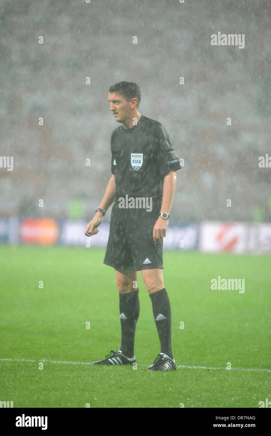 Referee craig thomson hi-res stock photography and images - Alamy