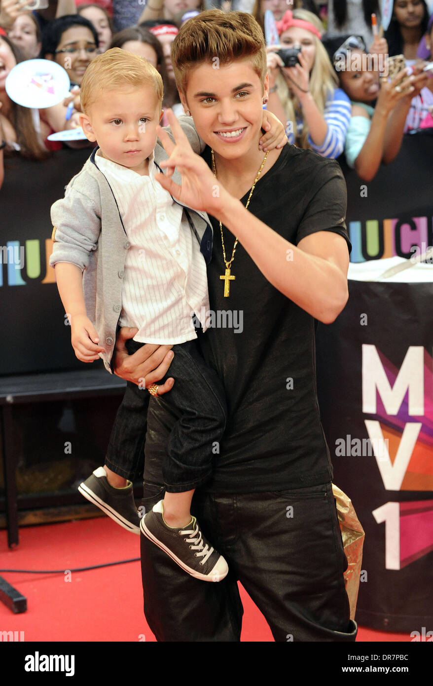 Jaxon Bieber and Justin Bieber MMVA 2012 (Much Music Video Awards) at ...