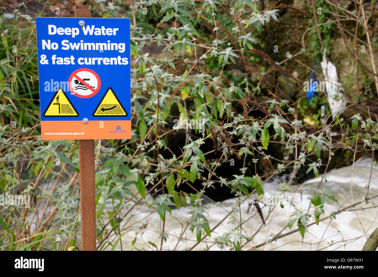 Danger deep water no swimming sign hi-res stock photography and images ...