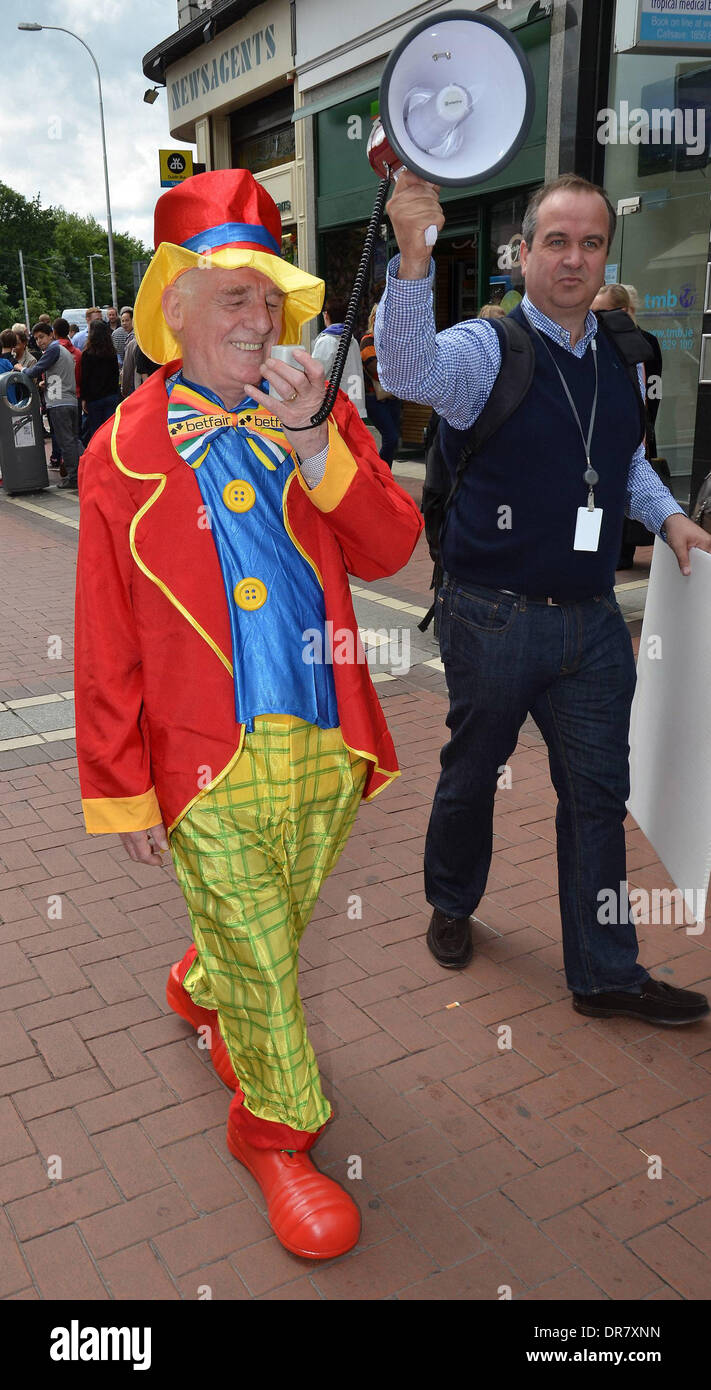 RTE soccer pundit Eamon Dunphy dressed as a clown on Grafton Street to ...