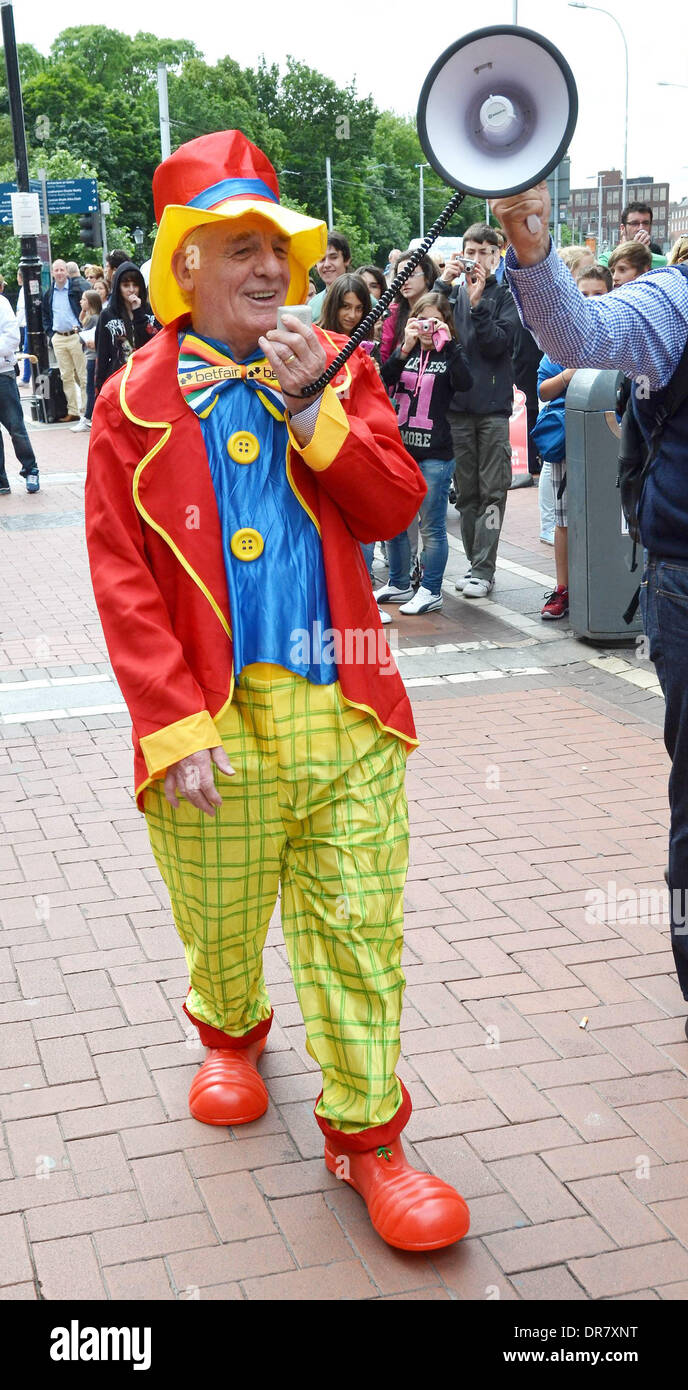 RTE soccer pundit Eamon Dunphy dressed as a clown on Grafton Street to ...