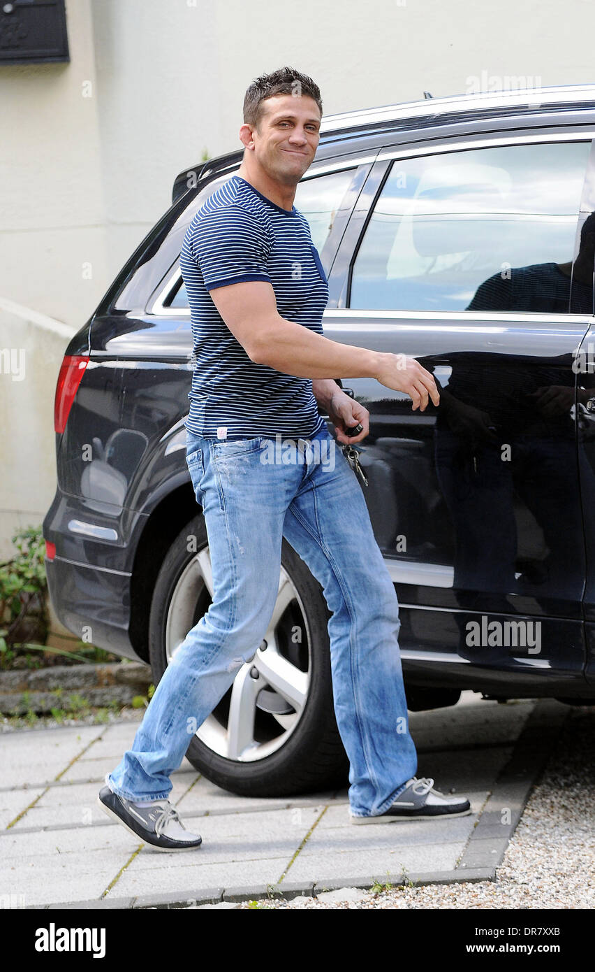 Alex Reid leaving his house following the birth of his daughter on ...