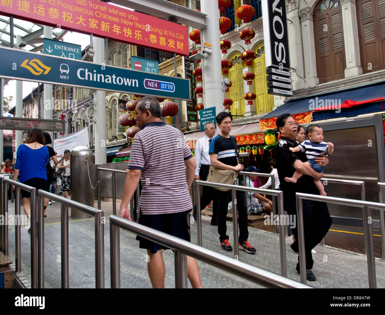 Street scene by MRT transport station in Chinatown, Singapore Stock ...