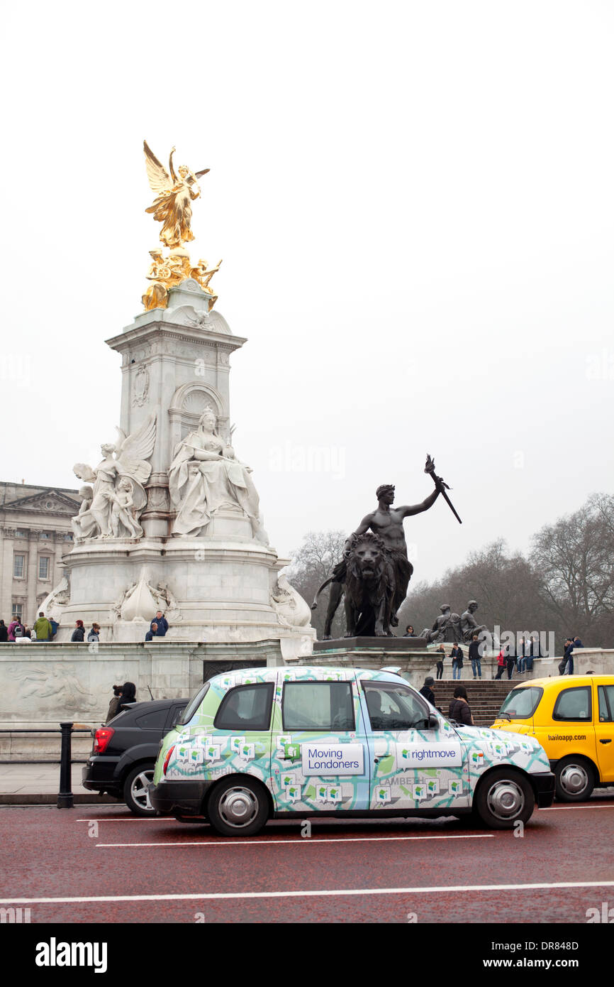 Fancy decorated Taxi cab in face of Buckingham Palace, London Stock ...