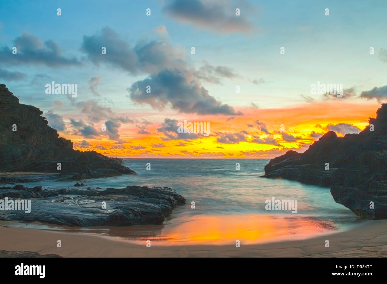 Beautiful sunrise in Halona Cove, also known as Eternity Beach, on Oahu ...