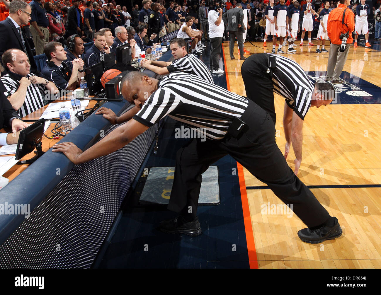Ncaa referees hi-res stock photography and images - Alamy