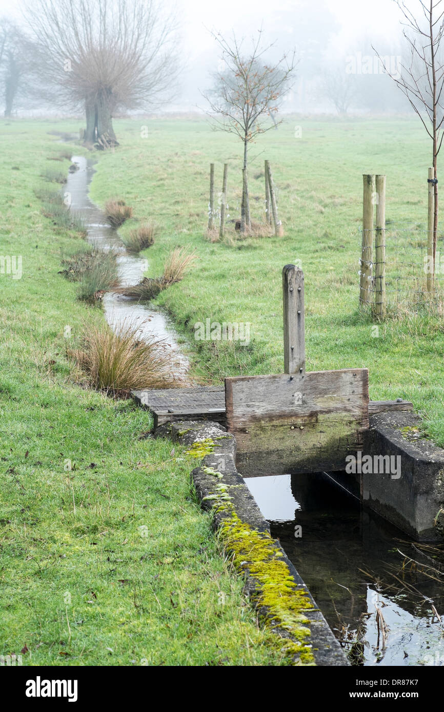 Sluice gate wooden hi-res stock photography and images - Alamy