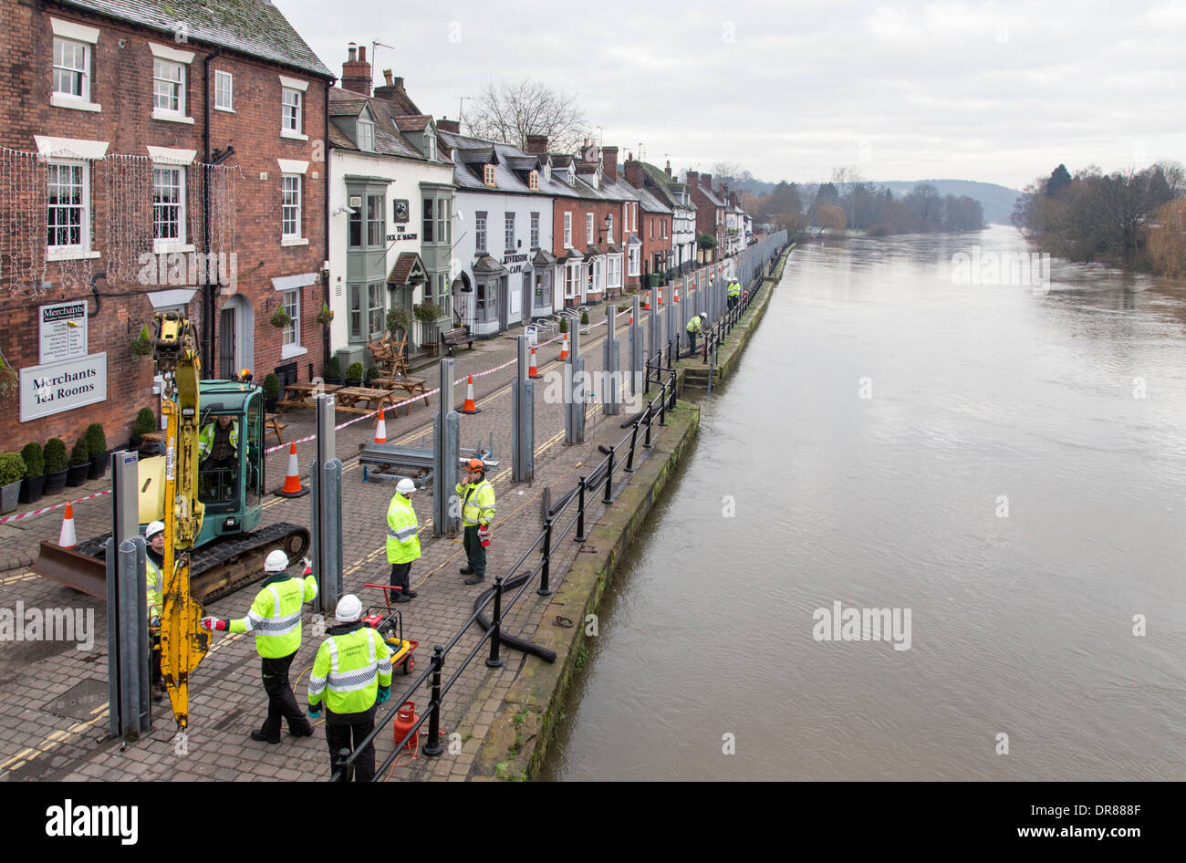 The Environment Agency working on River Severn flood barriers at ...