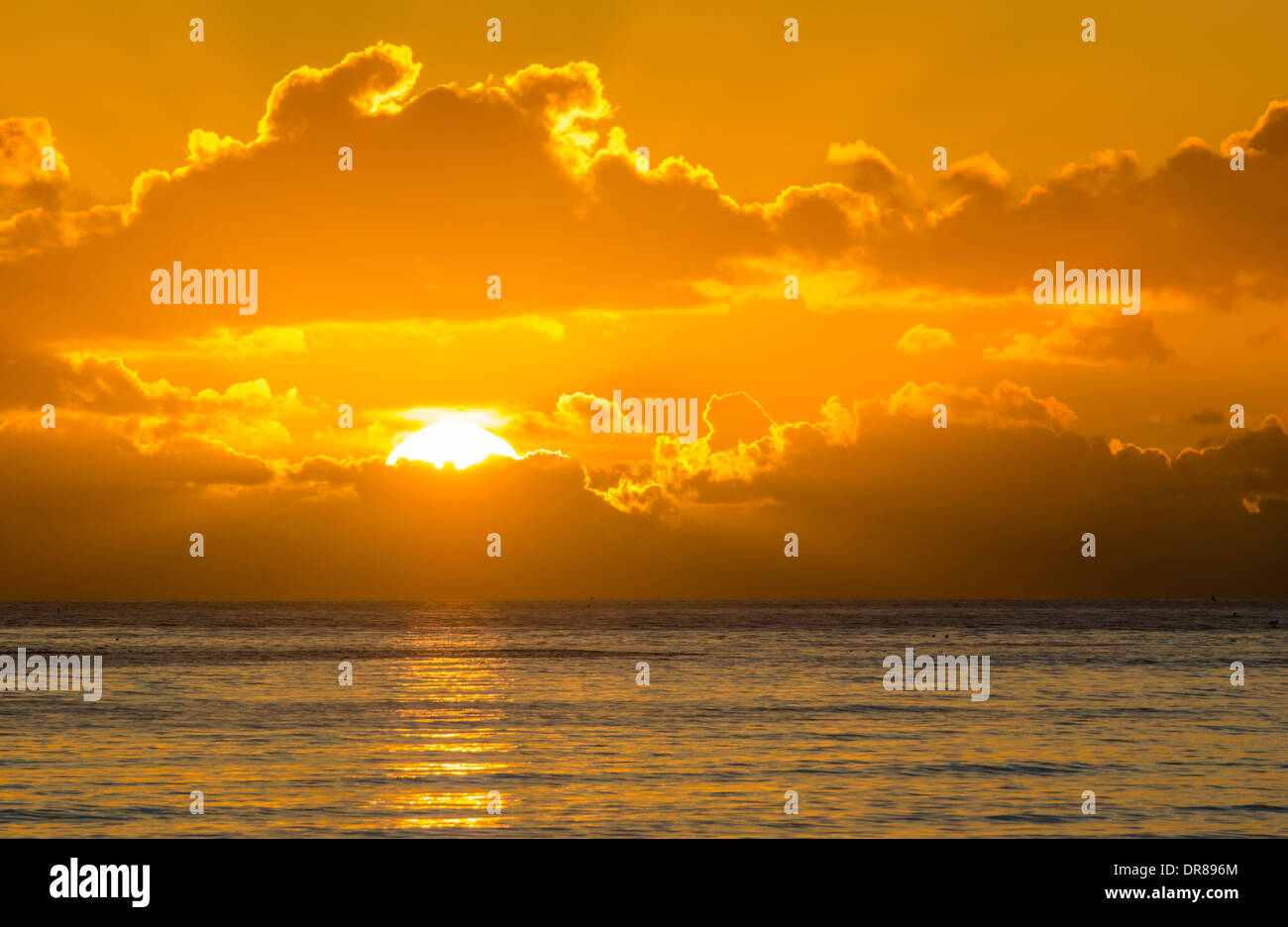 Sun setting behind the horizon hi-res stock photography and images - Alamy