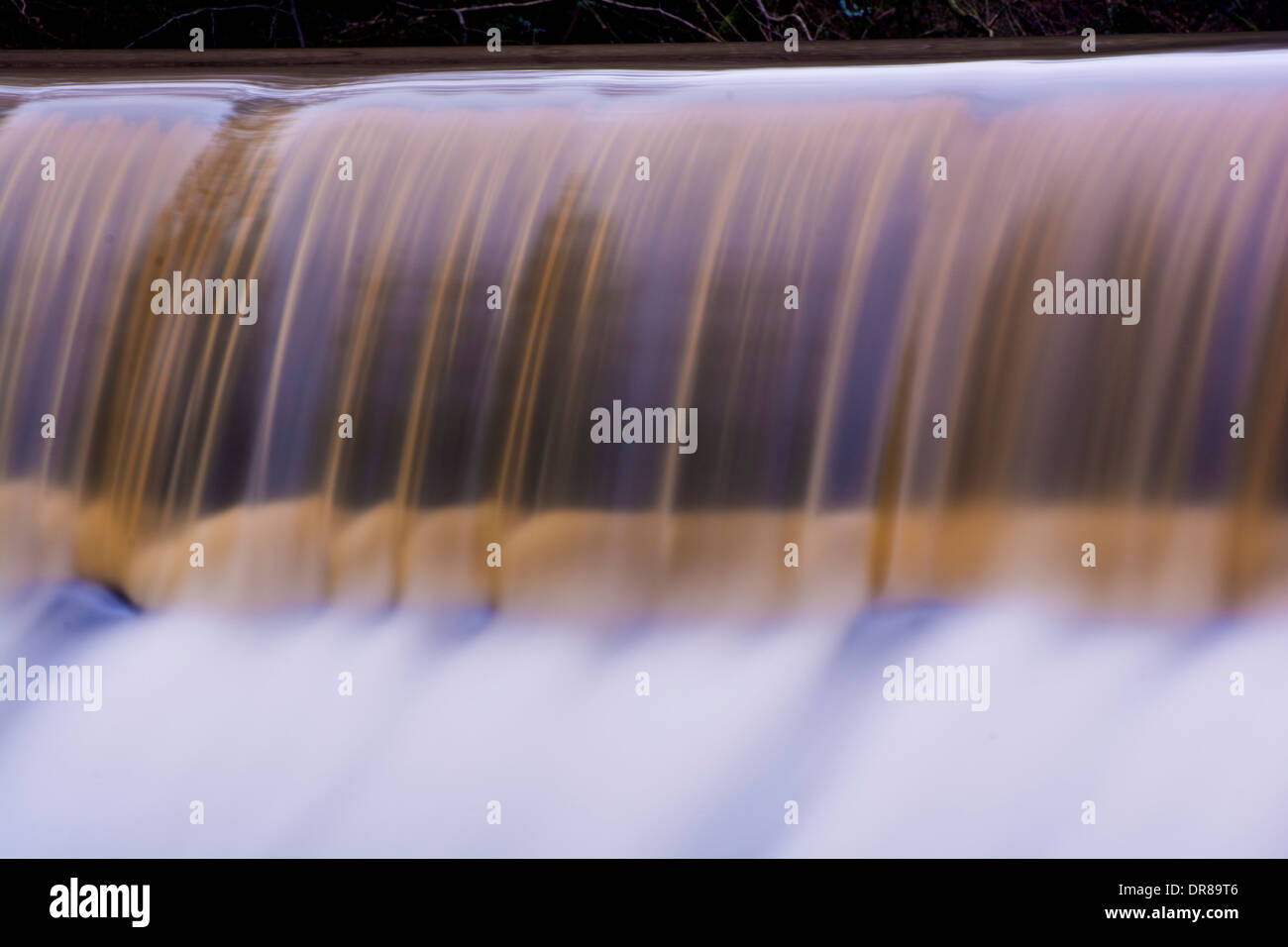 Slow exposure of water flowing over weir Stock Photo - Alamy