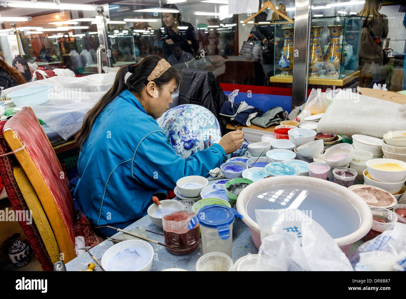 Female factory worker china hi-res stock photography and images - Alamy