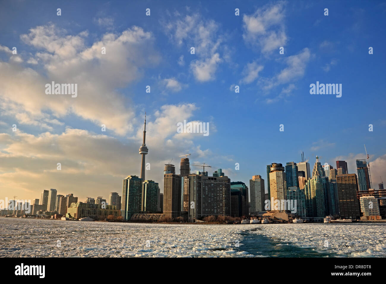 Cold frozen downtown skyscrapers hi-res stock photography and images ...
