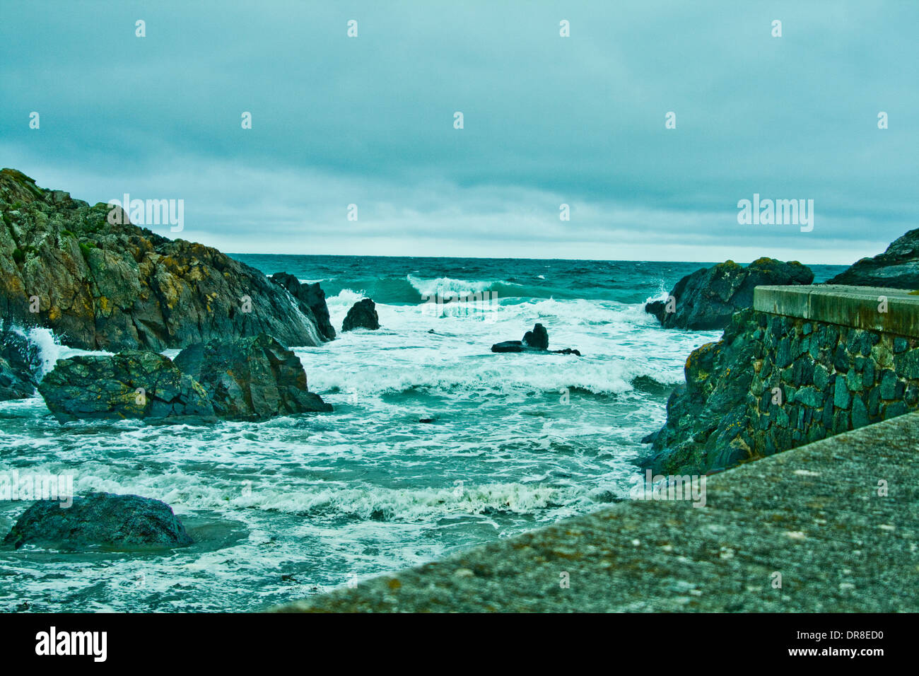 Rocks and crashing waves hi-res stock photography and images - Alamy