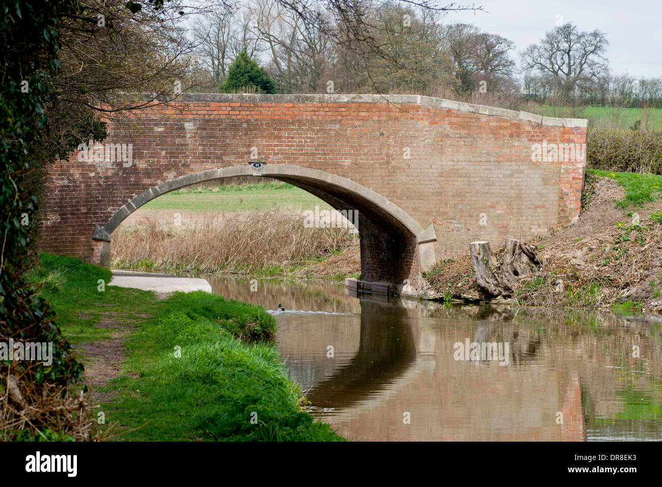 Canal bridge towpath hi-res stock photography and images - Alamy