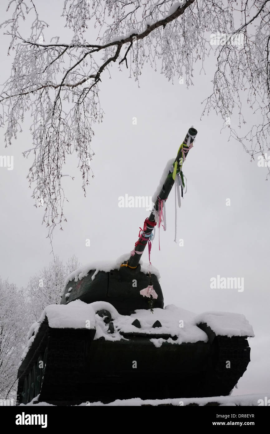 Russian tank snow hi-res stock photography and images - Alamy